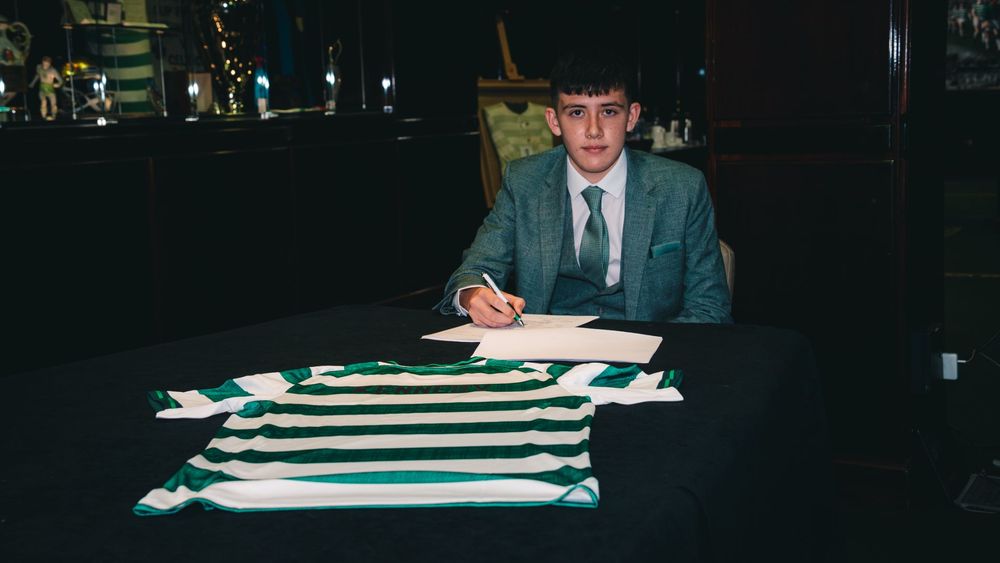 Liam Kennedy pens first professional contract with Celtic